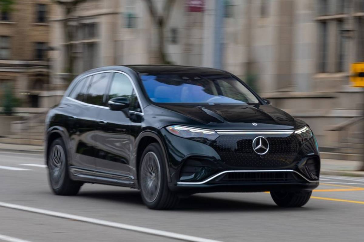 StriveME - اليكم ابرز الفروقات بين مرسيدس EQS اس يو في وبي ام دبليو i7 2024